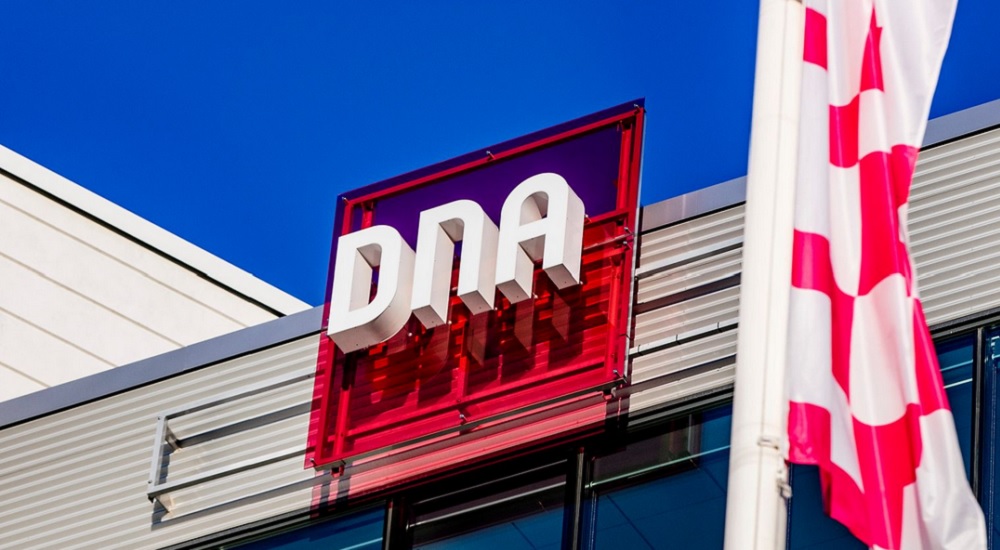 DNA vaihtaa osan kännyköiden SIM-korteistaan - Uusiteknologia.fi